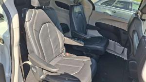 White Chrysler Pacifica 2019 in Kaunas, with an engine capacity of 3.60 L and mileage of 165 thousand km for 14700 €, photo 17 on AUTOMOTO.COM.LV