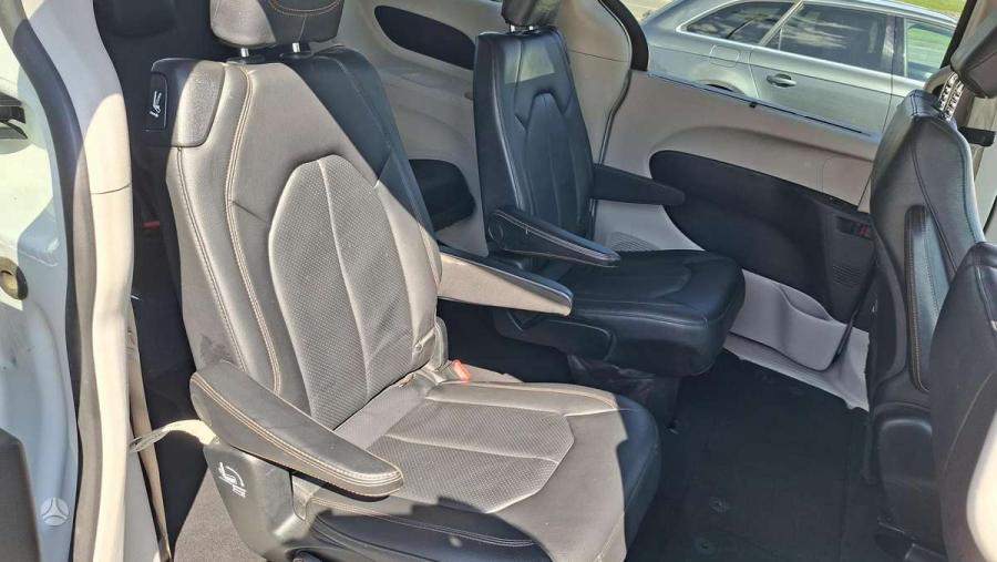 White Chrysler Pacifica 2019 in Kaunas, with an engine capacity of 3.60 L and mileage of 165 thousand km for 14700 €, photo 17 on AUTOMOTO.COM.LV
