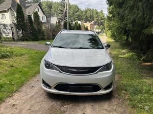 Balts Chrysler Pacifica 2019 Viļņa, ar dzinēja tilpumu 3.60 L un nobraukumu 290 tūkst. km par 14500 €, foto  vietnē AUTOMOTO.COM.LV