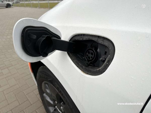 White Chrysler Pacifica 2020 in Siauliai, with an engine capacity of 3.61 L and mileage of 12 thousand km for 28000 €, photo 11 on AUTOMOTO.COM.LV