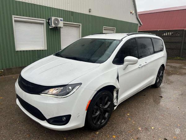 White Chrysler Pacifica 2020 in Vilnius, with an engine capacity of 3.60 L and mileage of 157 thousand km for 10700 €, photo 1 on AUTOMOTO.COM.LV