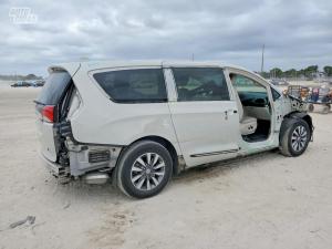 White Chrysler Pacifica 2020 in Utena, with an engine capacity of 3.60 L and mileage of 190 thousand km for 9300 €, photo 10 on AUTOMOTO.COM.LV