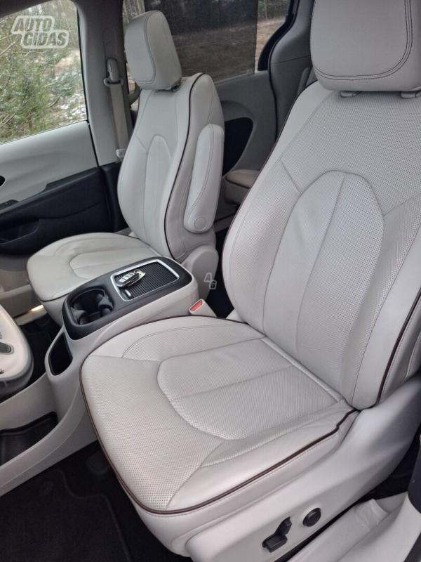 White Chrysler Pacifica 2020 in Vilnius, with an engine capacity of 3.60 L and mileage of 98 thousand km for 18000 €, photo 9 on AUTOMOTO.COM.LV