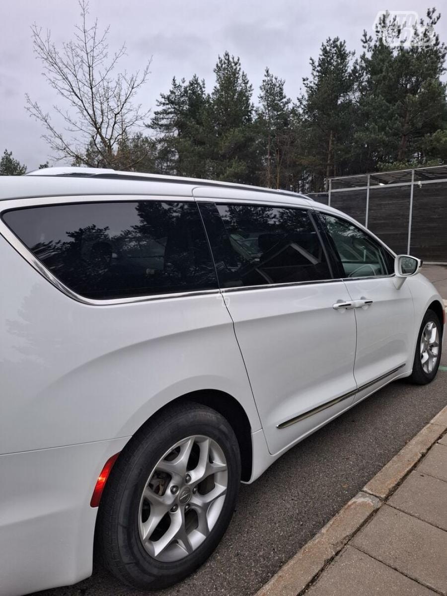 White Chrysler Pacifica 2020 in Vilnius, with an engine capacity of 3.60 L and mileage of 98 thousand km for 18000 €, photo 6 on AUTOMOTO.COM.LV