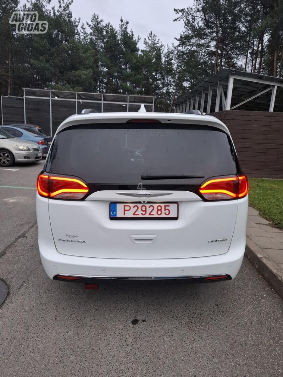 White Chrysler Pacifica 2020 in Vilnius, with an engine capacity of 3.60 L and mileage of 98 thousand km for 18000 €, photo 7 on AUTOMOTO.COM.LV
