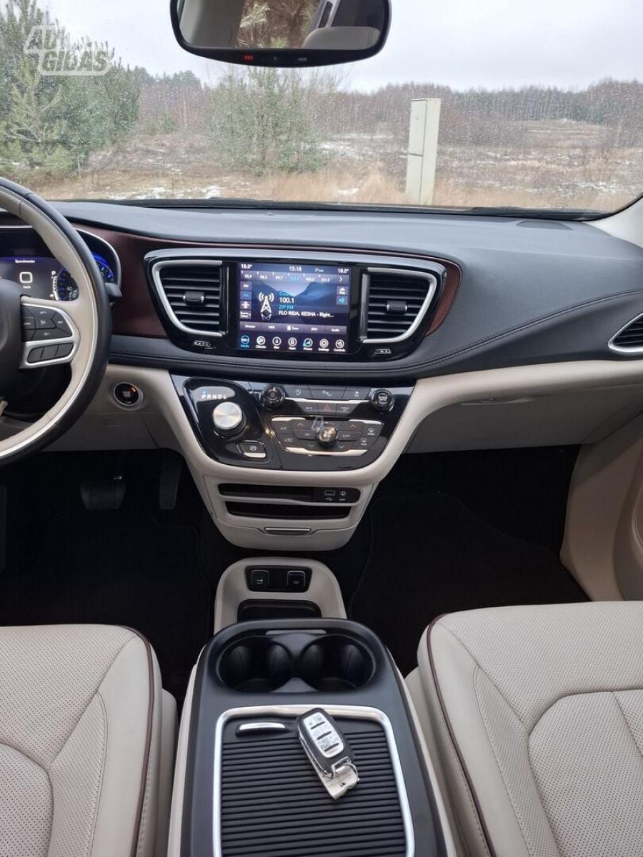 White Chrysler Pacifica 2020 in Vilnius, with an engine capacity of 3.60 L and mileage of 98 thousand km for 18000 €, photo 13 on AUTOMOTO.COM.LV