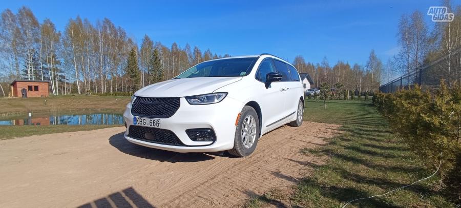 White Chrysler Pacifica 2020 in Siauliai, with an engine capacity of 3.60 L and mileage of 318 thousand km for 15000 €, photo 3 on AUTOMOTO.COM.LV