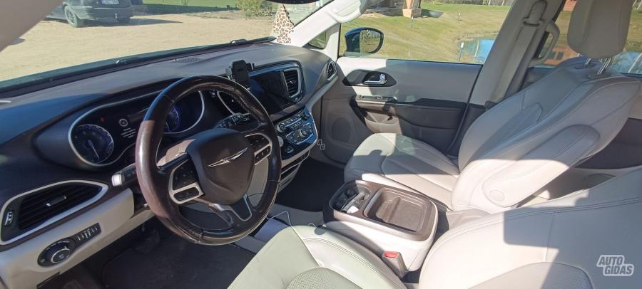 White Chrysler Pacifica 2020 in Siauliai, with an engine capacity of 3.60 L and mileage of 318 thousand km for 15000 €, photo 7 on AUTOMOTO.COM.LV
