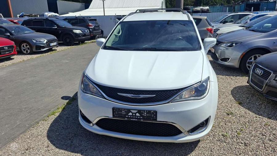 Balts Chrysler Pacifica 2020 Kauņa, ar dzinēja tilpumu 3.61 L un nobraukumu 220 tūkst. km par 15700 €, foto 7 vietnē AUTOMOTO.COM.LV