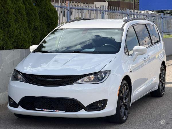 White Chrysler Pacifica 2020 in Vilnius, with an engine capacity of 3.60 L and mileage of 159 thousand km for 18900 €, photo 1 on AUTOMOTO.COM.LV