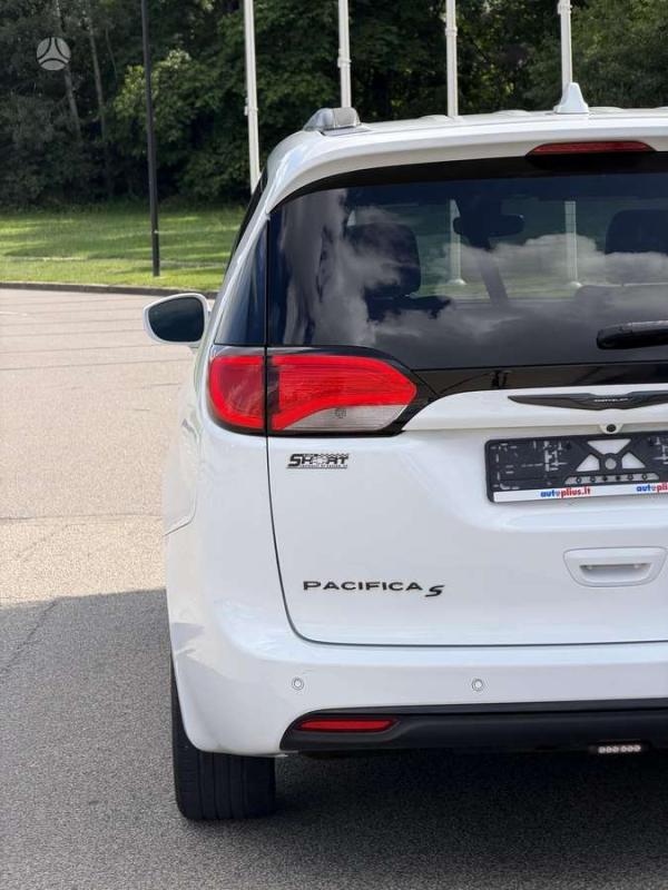 White Chrysler Pacifica 2020 in Vilnius, with an engine capacity of 3.60 L and mileage of 159 thousand km for 18900 €, photo 4 on AUTOMOTO.COM.LV