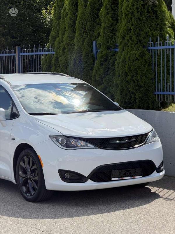 White Chrysler Pacifica 2020 in Vilnius, with an engine capacity of 3.60 L and mileage of 159 thousand km for 18900 €, photo 6 on AUTOMOTO.COM.LV