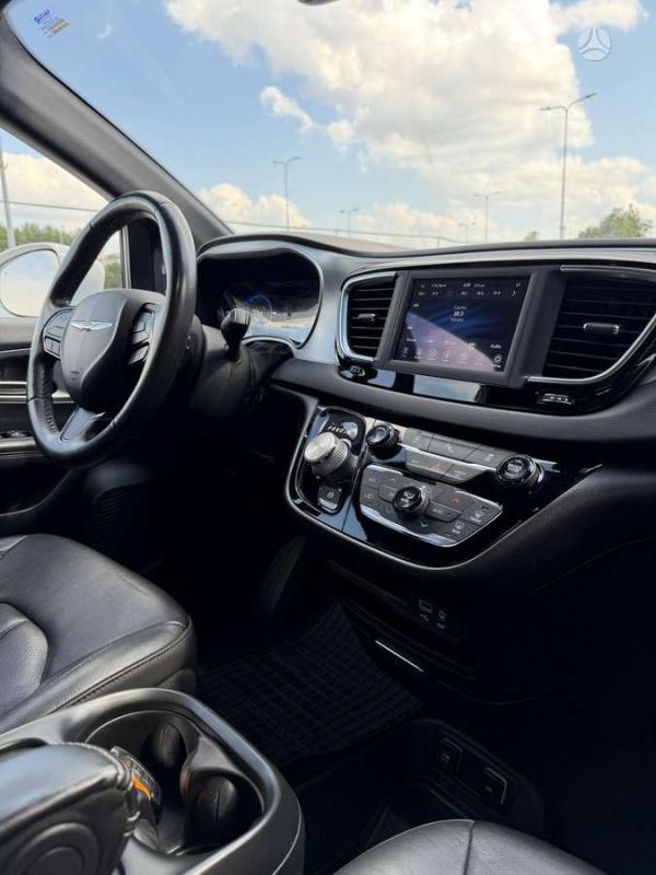 White Chrysler Pacifica 2020 in Vilnius, with an engine capacity of 3.60 L and mileage of 159 thousand km for 18900 €, photo 10 on AUTOMOTO.COM.LV