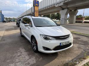 Balts Chrysler Pacifica 2020 Rīga, ar dzinēja tilpumu 3.60 L un nobraukumu 104 tūkst. km par 19900 €, foto  vietnē AUTOMOTO.COM.LV
