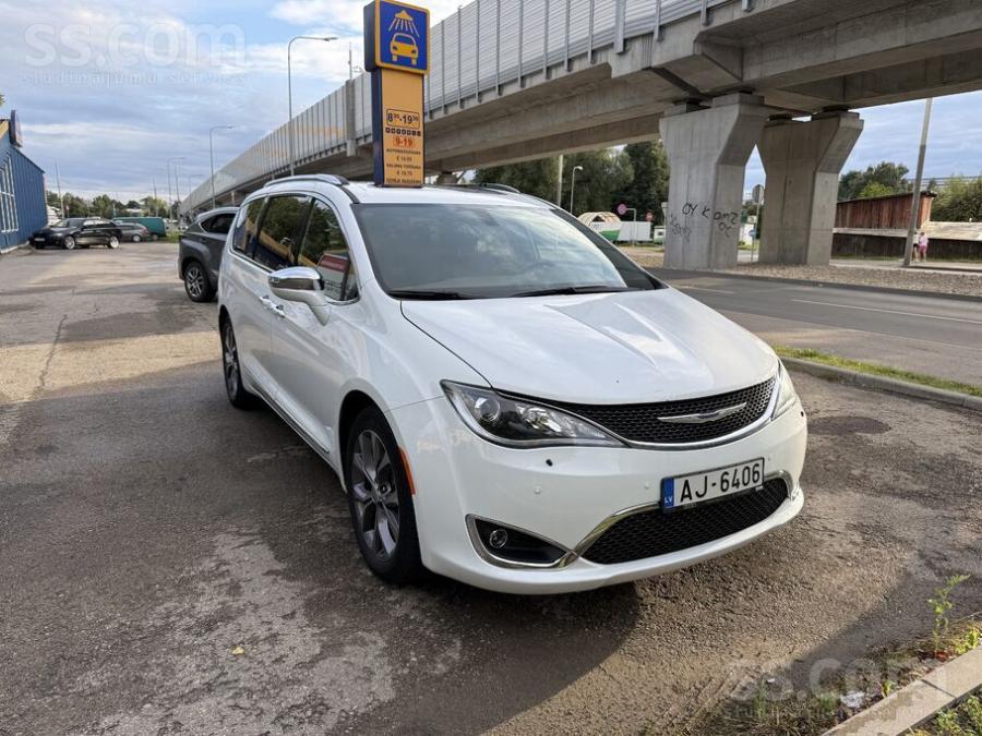 Balts Chrysler Pacifica 2020 Rīga, ar dzinēja tilpumu 3.60 L un nobraukumu 104 tūkst. km par 19900 €, foto 1 vietnē AUTOMOTO.COM.LV