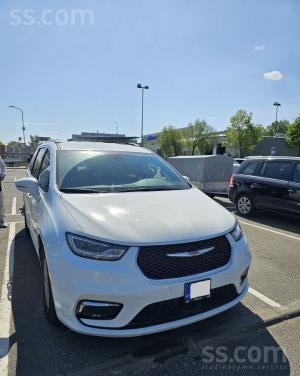 White Chrysler Pacifica 2021 in Riga, with an engine capacity of 3.60 L and mileage of 0 thousand km for 23900 €, photo 1 on AUTOMOTO.COM.LV