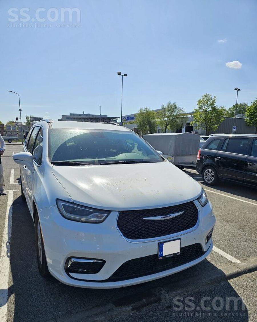 White Chrysler Pacifica 2021 in Riga, with an engine capacity of 3.60 L and mileage of 0 thousand km for 23900 €, photo 1 on AUTOMOTO.COM.LV