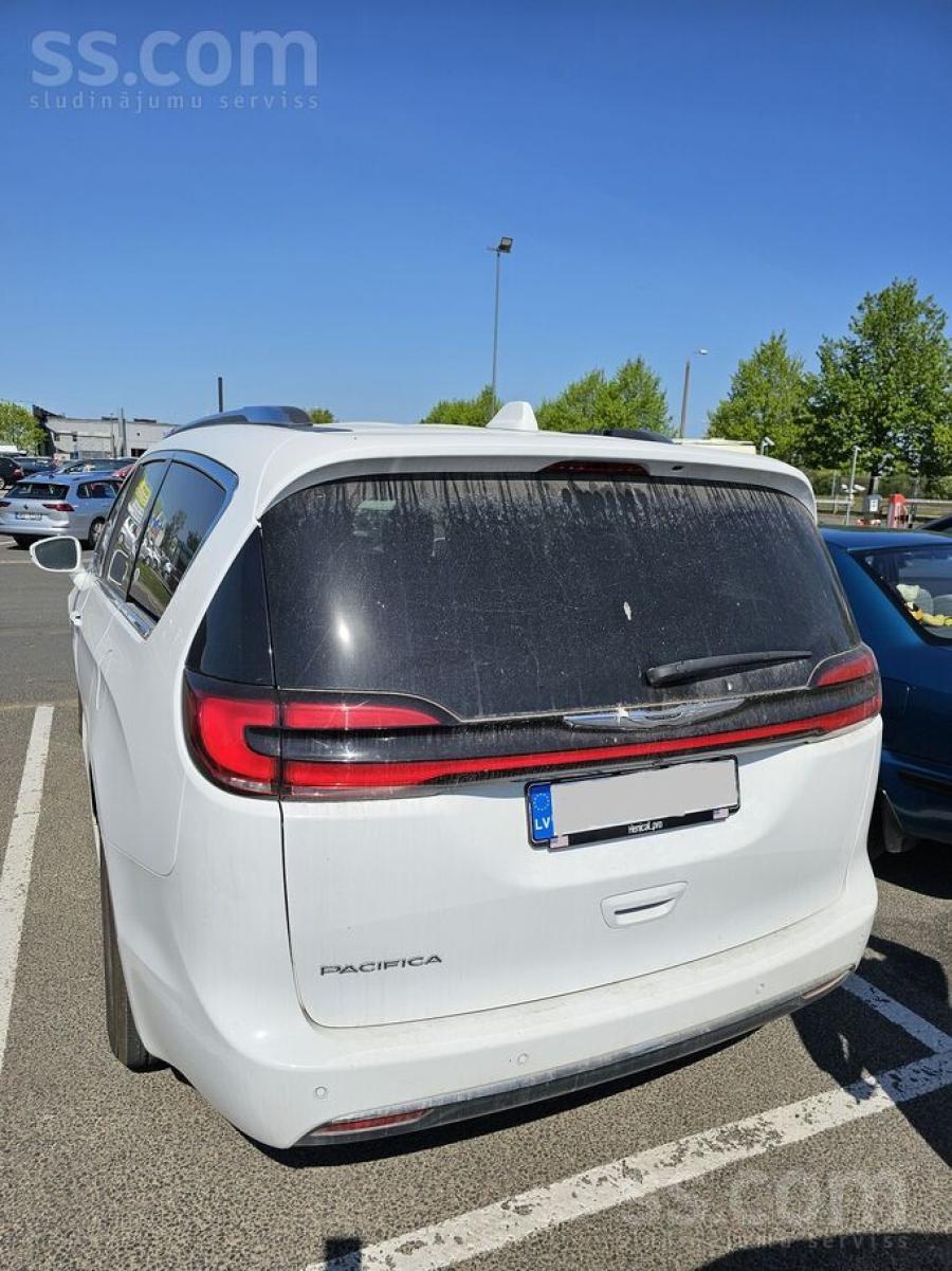 White Chrysler Pacifica 2021 in Riga, with an engine capacity of 3.60 L and mileage of 0 thousand km for 23900 €, photo 2 on AUTOMOTO.COM.LV