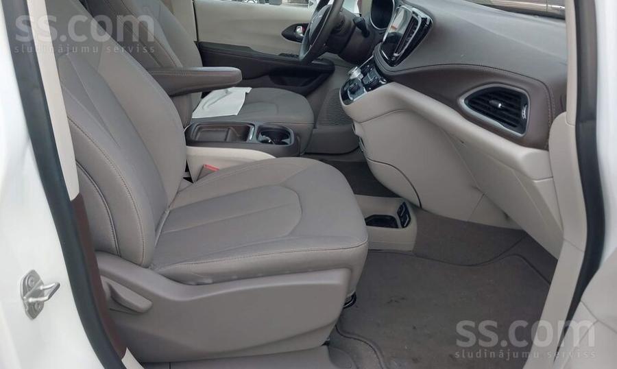 White Chrysler Pacifica 2021 in Riga, with an engine capacity of 3.60 L and mileage of 0 thousand km for 23900 €, photo 3 on AUTOMOTO.COM.LV