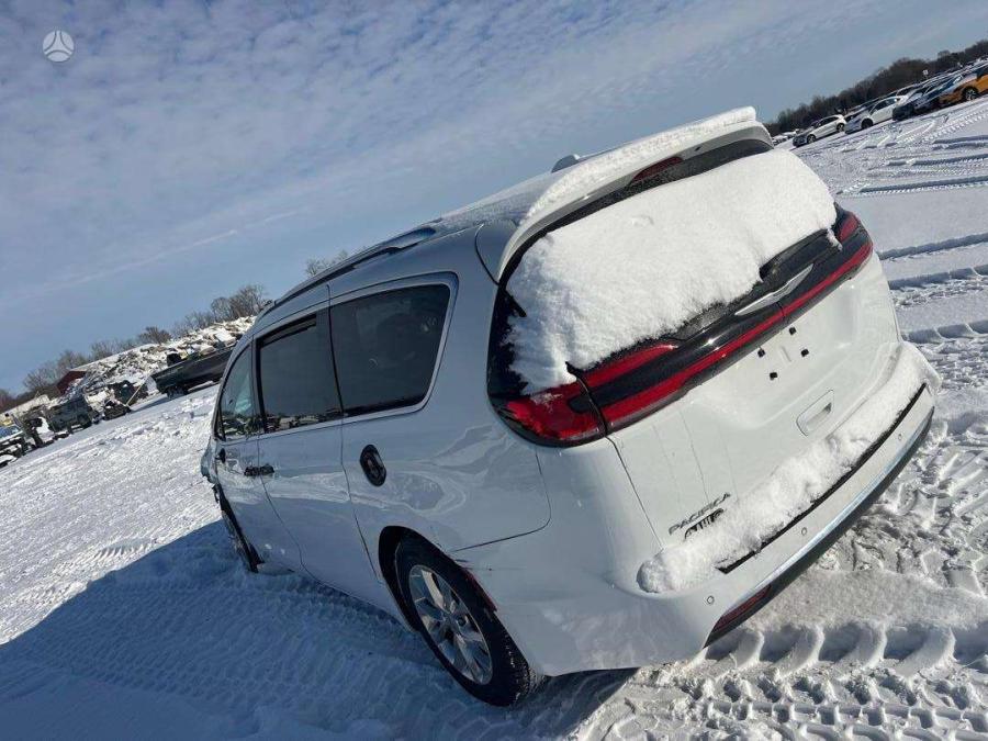 Balts Chrysler Pacifica 2021 Ukmergė, ar dzinēja tilpumu 3.60 L un nobraukumu 146 tūkst. km par 11979 €, foto 1 vietnē AUTOMOTO.COM.LV