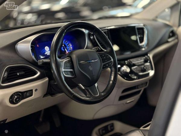 Balts Chrysler Pacifica 2021 Klaipėda, ar dzinēja tilpumu 3.60 L un nobraukumu 142 tūkst. km par 23900 €, foto 3 vietnē AUTOMOTO.COM.LV