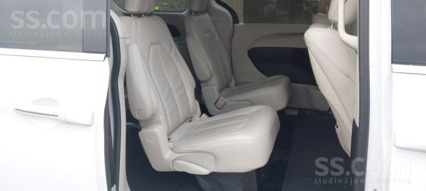 White Chrysler Pacifica 2021 in Riga, with an engine capacity of 3.60 L and mileage of 0 thousand km for 22499 €, photo 5 on AUTOMOTO.COM.LV