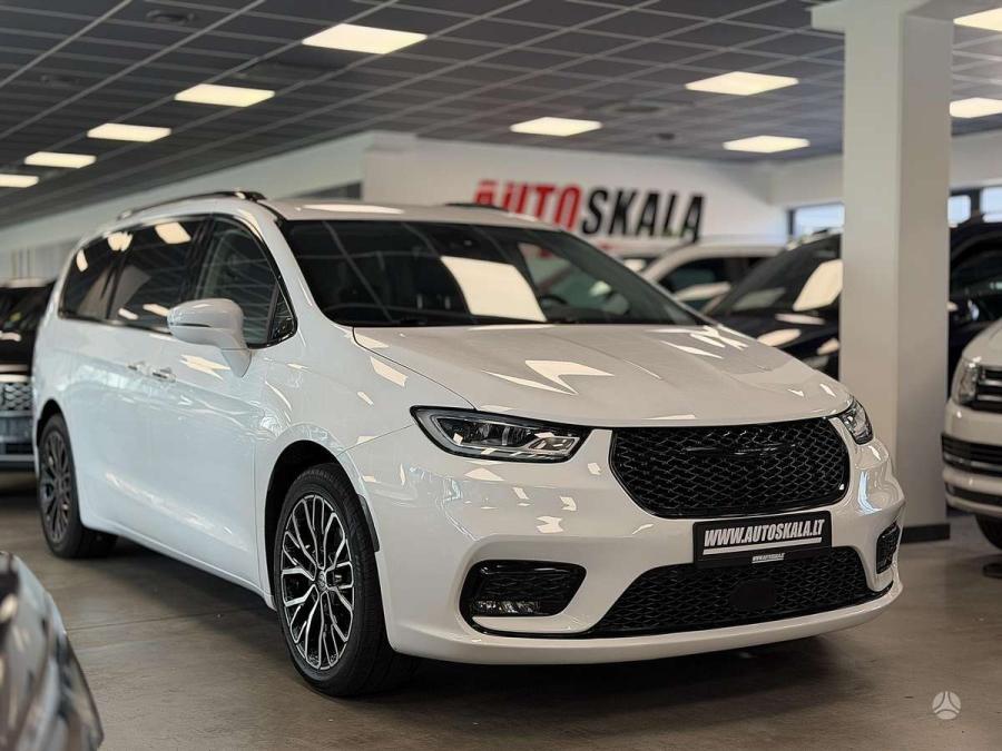 White Chrysler Pacifica 2021 in Klaipeda, with an engine capacity of 3.61 L and mileage of 148 thousand km for 22750 €, photo 1 on AUTOMOTO.COM.LV