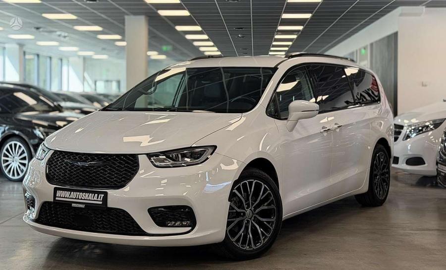 White Chrysler Pacifica 2021 in Klaipeda, with an engine capacity of 3.61 L and mileage of 148 thousand km for 22750 €, photo 4 on AUTOMOTO.COM.LV