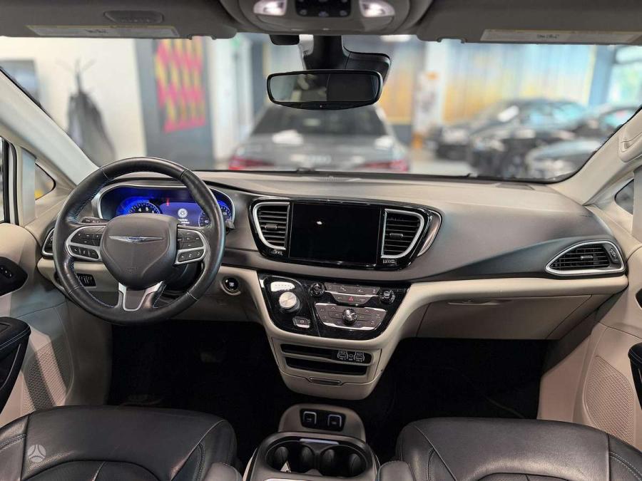 White Chrysler Pacifica 2021 in Klaipeda, with an engine capacity of 3.61 L and mileage of 148 thousand km for 22750 €, photo 7 on AUTOMOTO.COM.LV