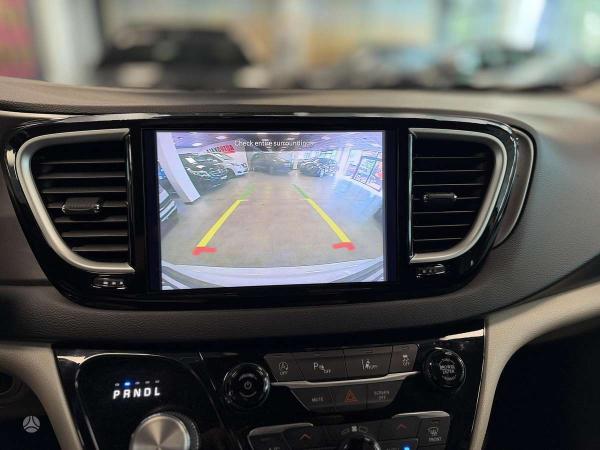 White Chrysler Pacifica 2021 in Klaipeda, with an engine capacity of 3.61 L and mileage of 148 thousand km for 22750 €, photo 7 on AUTOMOTO.COM.LV
