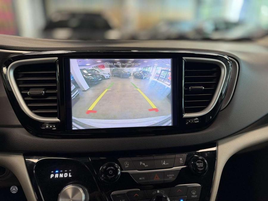 White Chrysler Pacifica 2021 in Klaipeda, with an engine capacity of 3.61 L and mileage of 148 thousand km for 22750 €, photo 8 on AUTOMOTO.COM.LV