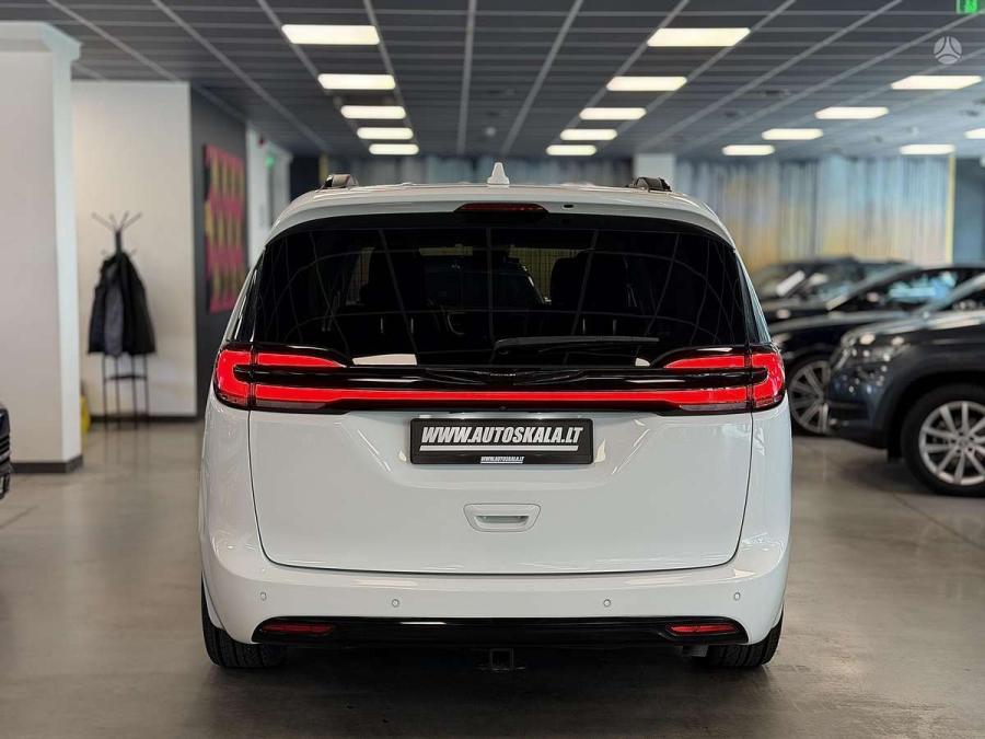 White Chrysler Pacifica 2021 in Klaipeda, with an engine capacity of 3.61 L and mileage of 148 thousand km for 22750 €, photo 12 on AUTOMOTO.COM.LV