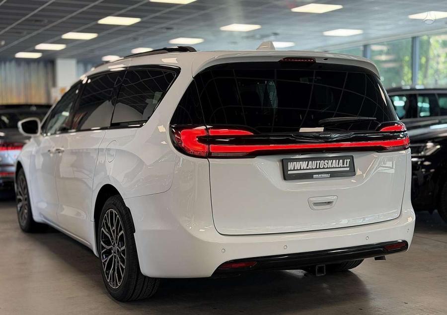White Chrysler Pacifica 2021 in Klaipeda, with an engine capacity of 3.61 L and mileage of 148 thousand km for 22750 €, photo 13 on AUTOMOTO.COM.LV