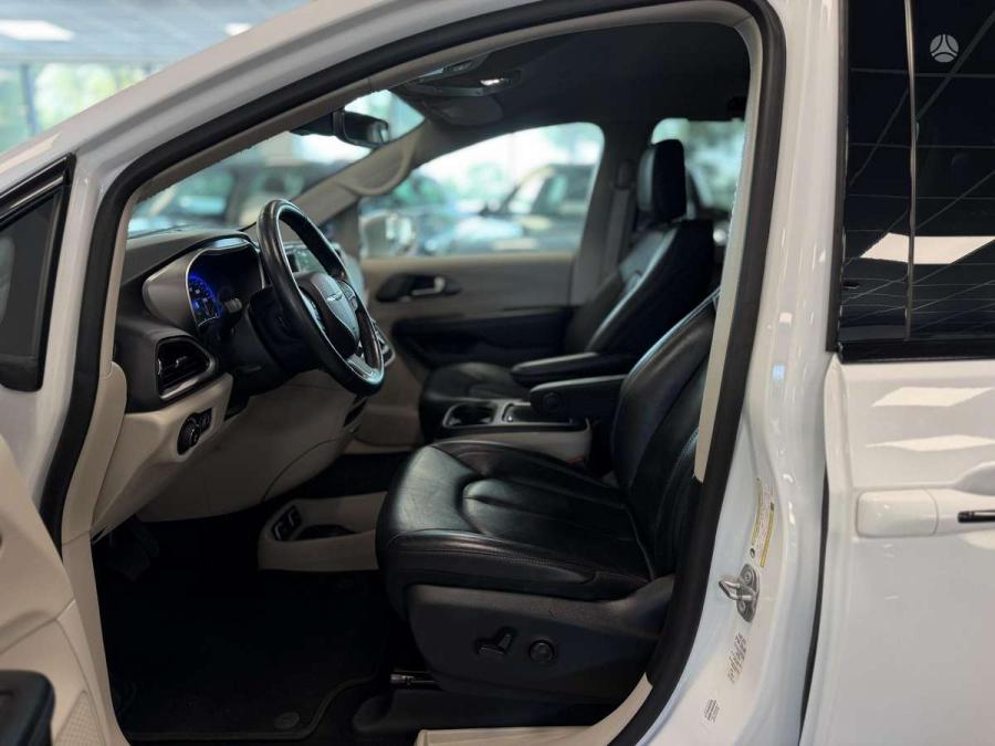 White Chrysler Pacifica 2021 in Klaipeda, with an engine capacity of 3.61 L and mileage of 148 thousand km for 22750 €, photo 14 on AUTOMOTO.COM.LV