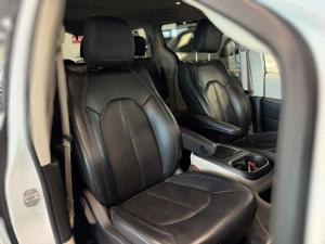 White Chrysler Pacifica 2021 in Klaipeda, with an engine capacity of 3.61 L and mileage of 148 thousand km for 22750 €, photo 15 on AUTOMOTO.COM.LV
