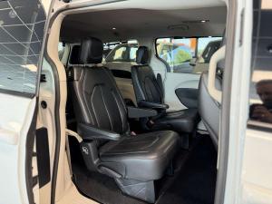 White Chrysler Pacifica 2021 in Klaipeda, with an engine capacity of 3.61 L and mileage of 148 thousand km for 22750 €, photo 16 on AUTOMOTO.COM.LV