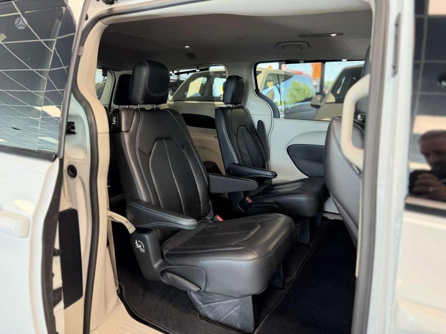 White Chrysler Pacifica 2021 in Klaipeda, with an engine capacity of 3.61 L and mileage of 148 thousand km for 22750 €, photo 16 on AUTOMOTO.COM.LV