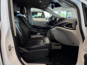 White Chrysler Pacifica 2021 in Klaipeda, with an engine capacity of 3.61 L and mileage of 148 thousand km for 22750 €, photo 18 on AUTOMOTO.COM.LV