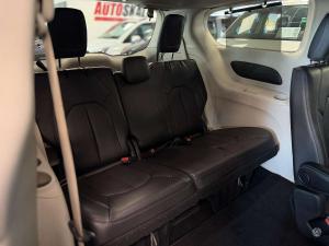 White Chrysler Pacifica 2021 in Klaipeda, with an engine capacity of 3.61 L and mileage of 148 thousand km for 22750 €, photo 19 on AUTOMOTO.COM.LV