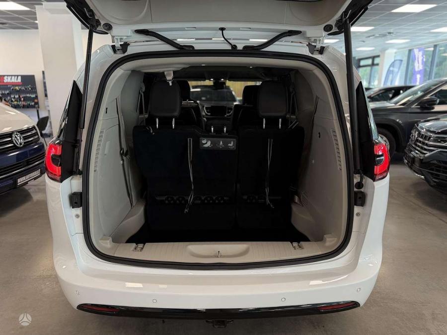 White Chrysler Pacifica 2021 in Klaipeda, with an engine capacity of 3.61 L and mileage of 148 thousand km for 22750 €, photo 27 on AUTOMOTO.COM.LV