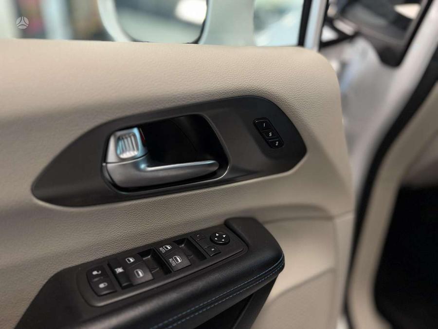 White Chrysler Pacifica 2021 in Klaipeda, with an engine capacity of 3.61 L and mileage of 148 thousand km for 22750 €, photo 29 on AUTOMOTO.COM.LV