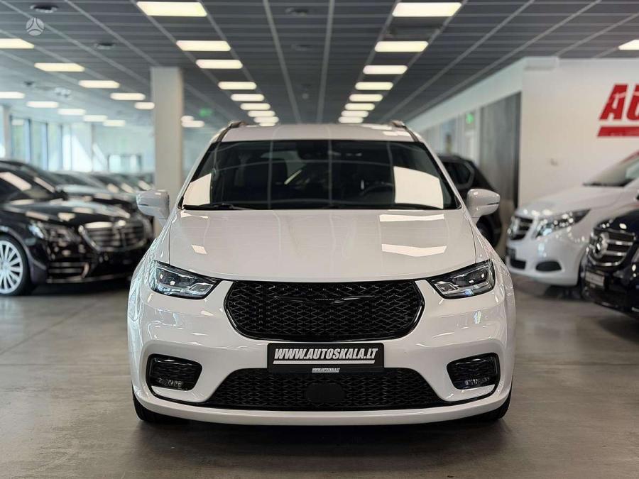 White Chrysler Pacifica 2021 in Klaipeda, with an engine capacity of 3.61 L and mileage of 148 thousand km for 22750 €, photo 32 on AUTOMOTO.COM.LV