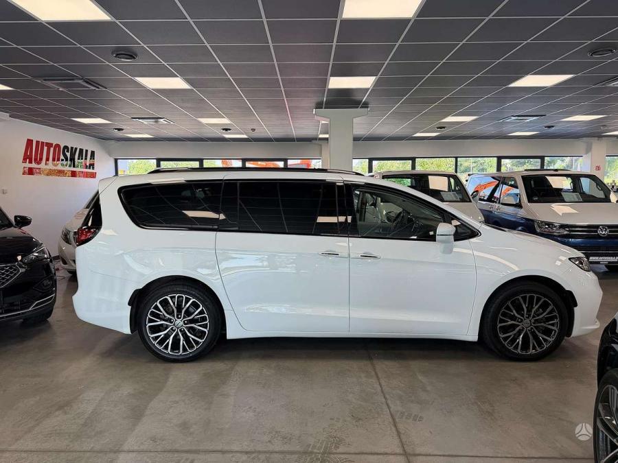 White Chrysler Pacifica 2021 in Klaipeda, with an engine capacity of 3.61 L and mileage of 148 thousand km for 22750 €, photo 38 on AUTOMOTO.COM.LV