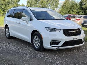 White Chrysler Pacifica 2021 in Ukmerge, with an engine capacity of 3.61 L and mileage of 102 thousand km for 11900 €, photo  on AUTOMOTO.COM.LV