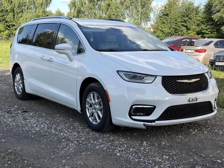 White Chrysler Pacifica 2021 in Ukmerge, with an engine capacity of 3.61 L and mileage of 102 thousand km for 11900 €, photo 1 on AUTOMOTO.COM.LV