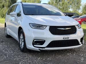 White Chrysler Pacifica 2021 in Ukmerge, with an engine capacity of 3.61 L and mileage of 102 thousand km for 11900 €, photo 3 on AUTOMOTO.COM.LV