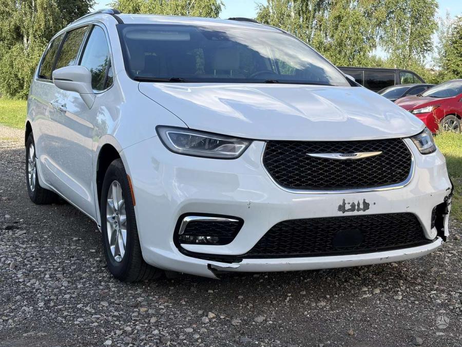 White Chrysler Pacifica 2021 in Ukmerge, with an engine capacity of 3.61 L and mileage of 102 thousand km for 11900 €, photo 3 on AUTOMOTO.COM.LV