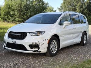 White Chrysler Pacifica 2021 in Ukmerge, with an engine capacity of 3.61 L and mileage of 102 thousand km for 11900 €, photo 4 on AUTOMOTO.COM.LV