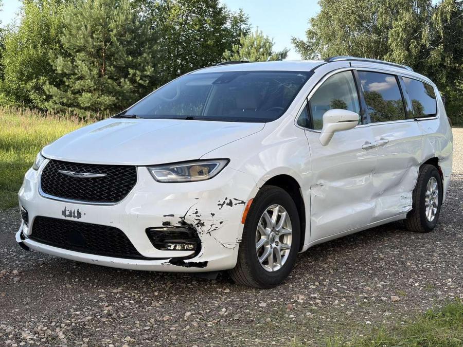 White Chrysler Pacifica 2021 in Ukmerge, with an engine capacity of 3.61 L and mileage of 102 thousand km for 11900 €, photo 4 on AUTOMOTO.COM.LV