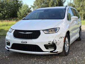 White Chrysler Pacifica 2021 in Ukmerge, with an engine capacity of 3.61 L and mileage of 102 thousand km for 11900 €, photo 5 on AUTOMOTO.COM.LV